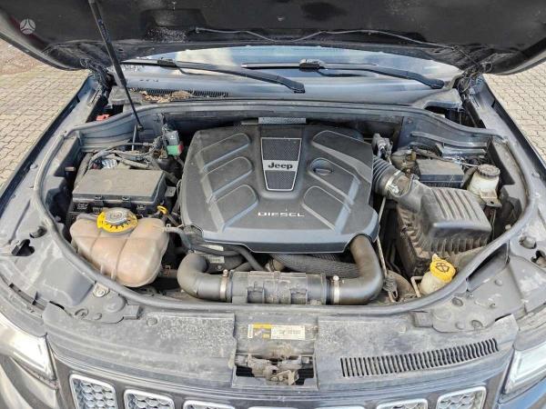 Black Jeep Grand Cherokee 2014 in Mazeikiai, with an engine capacity of 2.99 L and mileage of 282 thousand km for 8699 €, photo 7 on AUTOMOTO.COM.LV