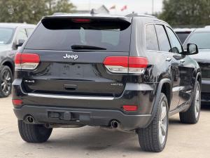 Black Jeep Grand Cherokee 2014 in Siauliai, with an engine capacity of 5.65 L and mileage of 217 thousand km for 8300 €, photo 5 on AUTOMOTO.COM.LV