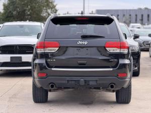 Black Jeep Grand Cherokee 2014 in Siauliai, with an engine capacity of 5.65 L and mileage of 217 thousand km for 8300 €, photo 6 on AUTOMOTO.COM.LV