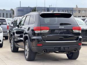 Black Jeep Grand Cherokee 2014 in Siauliai, with an engine capacity of 5.65 L and mileage of 217 thousand km for 8300 €, photo 7 on AUTOMOTO.COM.LV