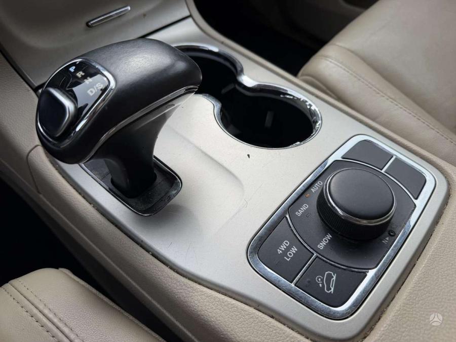 Black Jeep Grand Cherokee 2014 in Siauliai, with an engine capacity of 5.65 L and mileage of 217 thousand km for 8300 €, photo 14 on AUTOMOTO.COM.LV