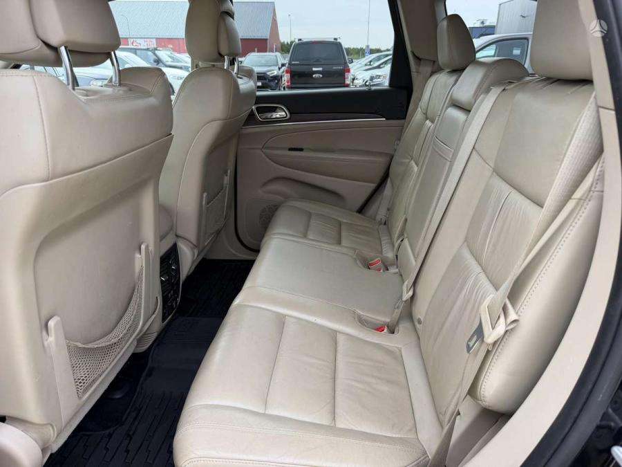 Black Jeep Grand Cherokee 2014 in Siauliai, with an engine capacity of 5.65 L and mileage of 217 thousand km for 8300 €, photo 15 on AUTOMOTO.COM.LV