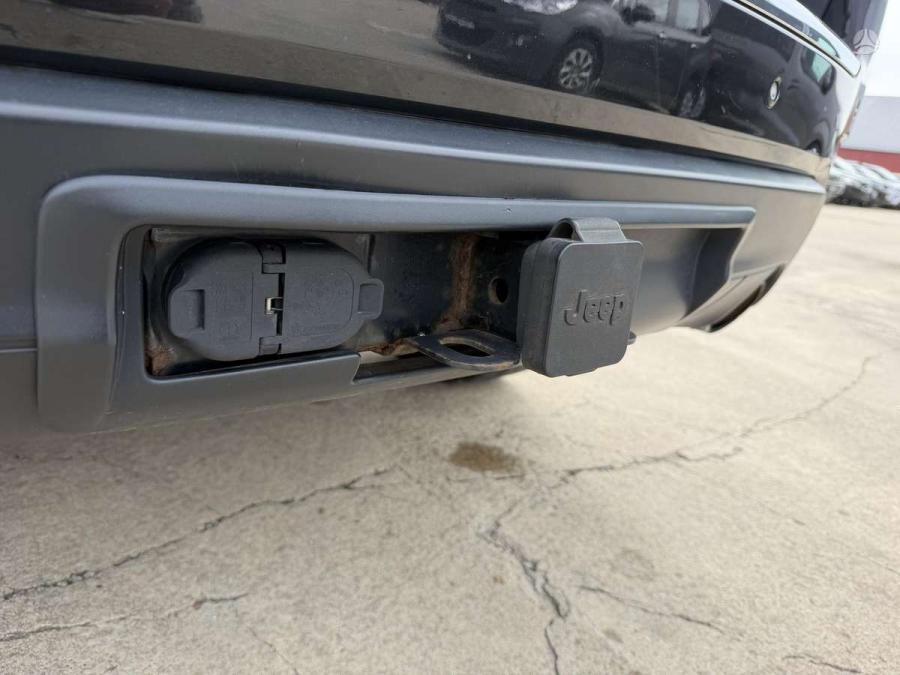 Black Jeep Grand Cherokee 2014 in Siauliai, with an engine capacity of 5.65 L and mileage of 217 thousand km for 8300 €, photo 18 on AUTOMOTO.COM.LV