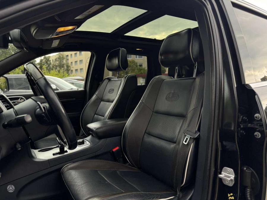 Black Jeep Grand Cherokee 2014 in Vilnius, with an engine capacity of 5.65 L and mileage of 257 thousand km for 16500 €, photo 5 on AUTOMOTO.COM.LV
