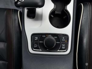 Black Jeep Grand Cherokee 2014 in Vilnius, with an engine capacity of 5.65 L and mileage of 257 thousand km for 16500 €, photo 6 on AUTOMOTO.COM.LV