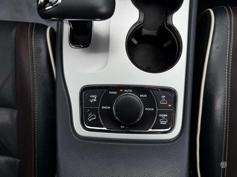 Black Jeep Grand Cherokee 2014 in Vilnius, with an engine capacity of 5.65 L and mileage of 257 thousand km for 16500 €, photo 6 on AUTOMOTO.COM.LV