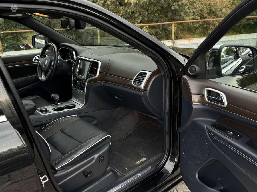 Black Jeep Grand Cherokee 2014 in Vilnius, with an engine capacity of 5.65 L and mileage of 257 thousand km for 16500 €, photo 8 on AUTOMOTO.COM.LV