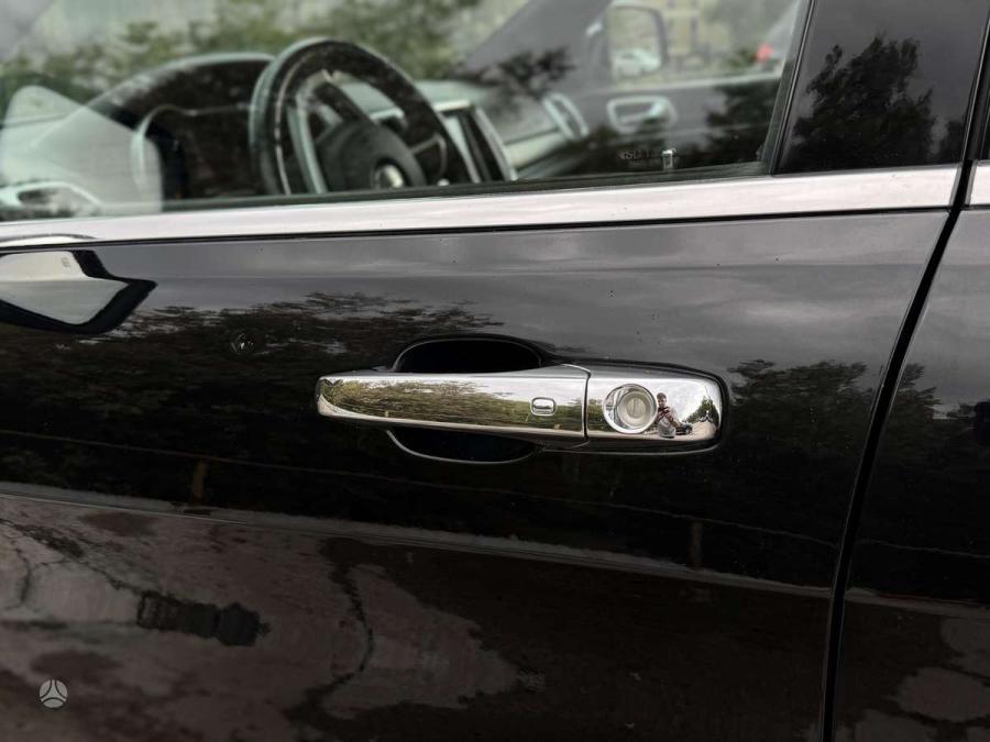 Black Jeep Grand Cherokee 2014 in Vilnius, with an engine capacity of 5.65 L and mileage of 257 thousand km for 16500 €, photo 14 on AUTOMOTO.COM.LV