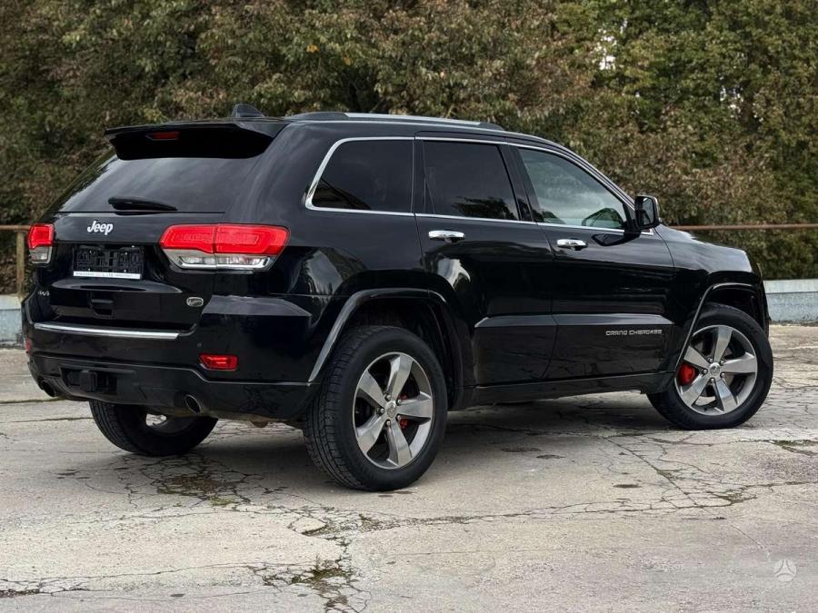 Black Jeep Grand Cherokee 2014 in Vilnius, with an engine capacity of 5.65 L and mileage of 257 thousand km for 16500 €, photo 15 on AUTOMOTO.COM.LV