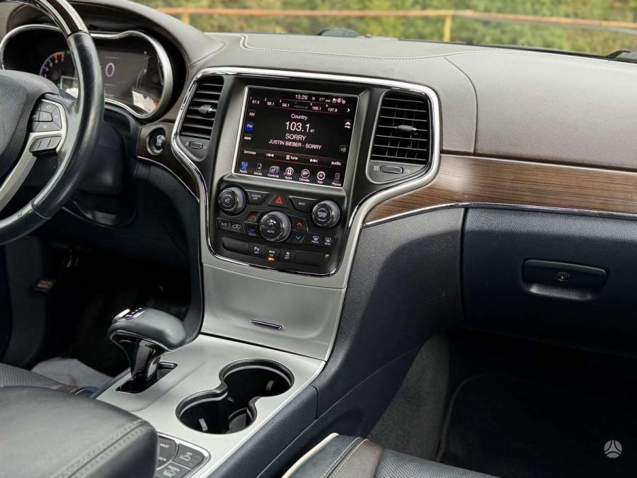 Black Jeep Grand Cherokee 2014 in Vilnius, with an engine capacity of 5.65 L and mileage of 257 thousand km for 16500 €, photo 17 on AUTOMOTO.COM.LV