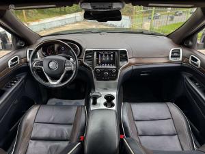 Black Jeep Grand Cherokee 2014 in Vilnius, with an engine capacity of 5.65 L and mileage of 257 thousand km for 16500 €, photo 19 on AUTOMOTO.COM.LV