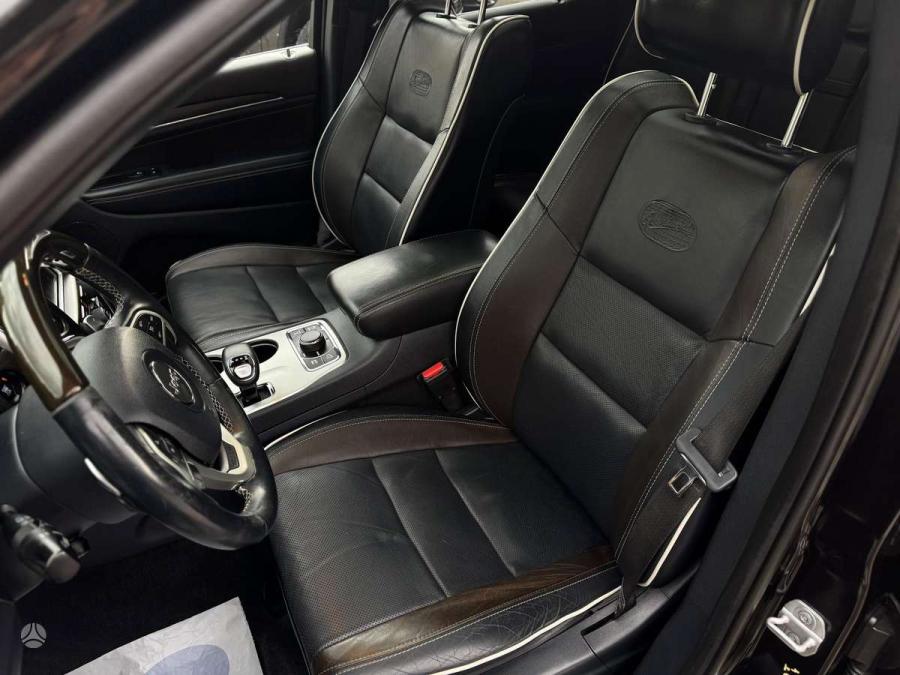 Black Jeep Grand Cherokee 2014 in Vilnius, with an engine capacity of 5.65 L and mileage of 257 thousand km for 16500 €, photo 22 on AUTOMOTO.COM.LV
