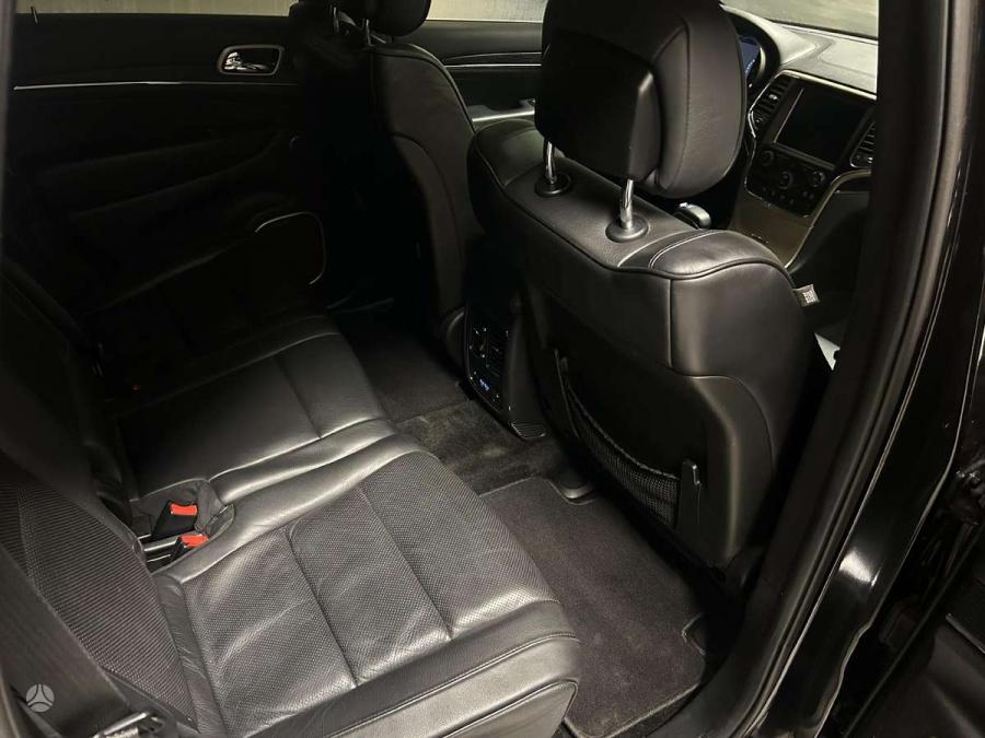 Black Jeep Grand Cherokee 2015 in Siauliai, with an engine capacity of 2.99 L and mileage of 151 thousand km for 15800 €, photo 10 on AUTOMOTO.COM.LV