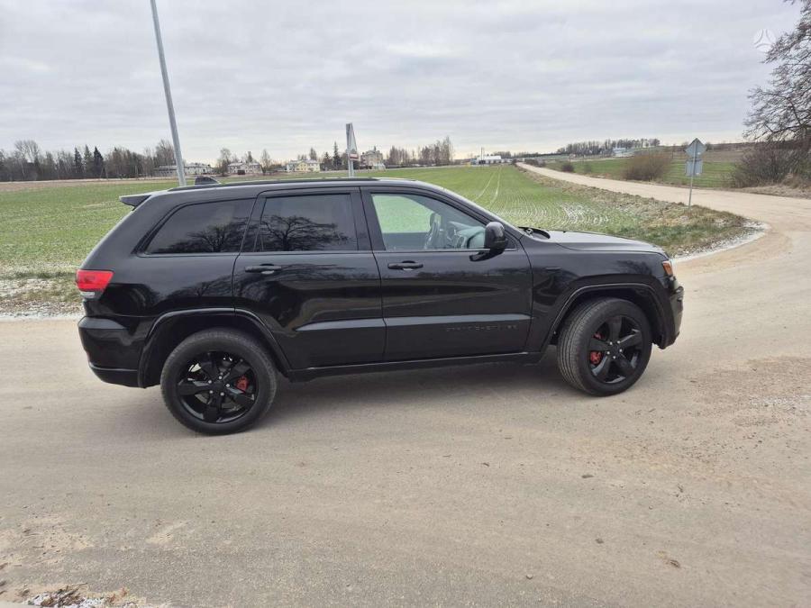 Black Jeep Grand Cherokee 2015 in Siauliai, with an engine capacity of 3.60 L and mileage of 264 thousand km for 13500 €, photo 6 on AUTOMOTO.COM.LV