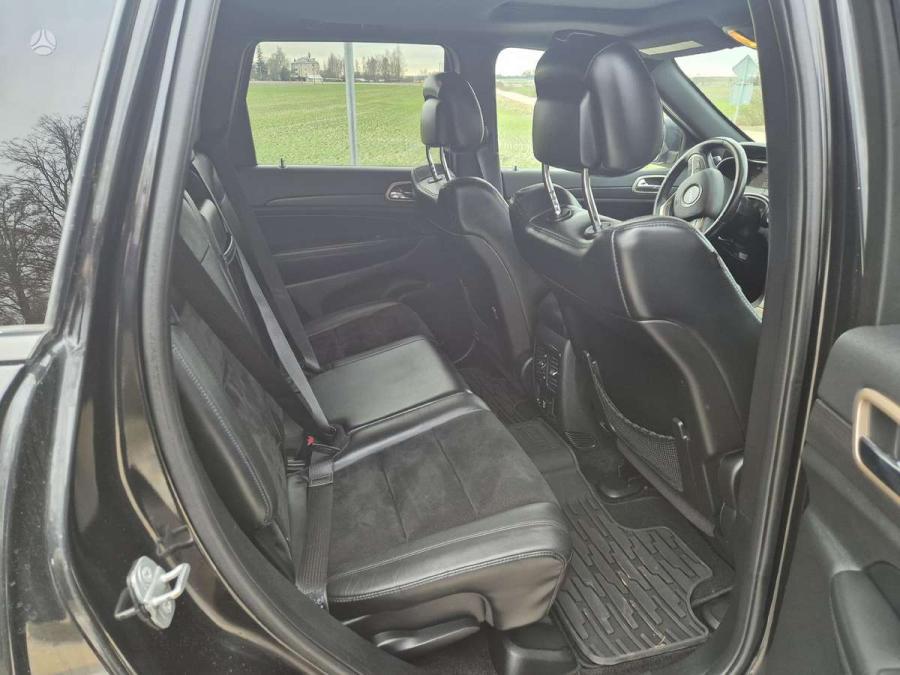 Black Jeep Grand Cherokee 2015 in Siauliai, with an engine capacity of 3.60 L and mileage of 264 thousand km for 13500 €, photo 11 on AUTOMOTO.COM.LV