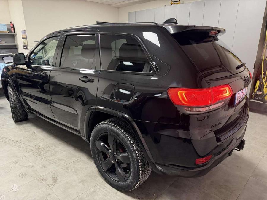 Black Jeep Grand Cherokee 2015 in Siauliai, with an engine capacity of 3.60 L and mileage of 265 thousand km for 13300 €, photo 4 on AUTOMOTO.COM.LV
