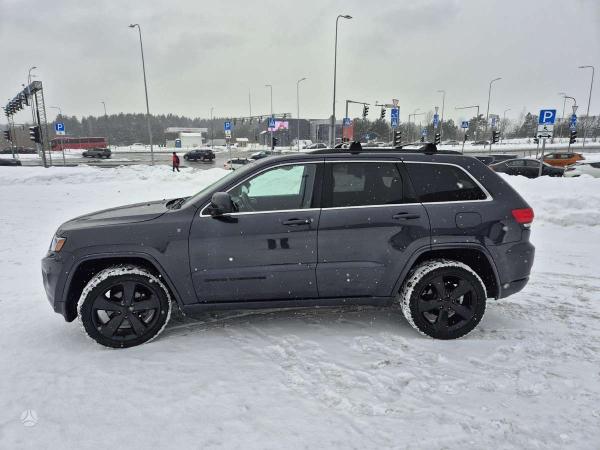 Black Jeep Grand Cherokee 2015 in Vilnius, with an engine capacity of 3.60 L and mileage of 308 thousand km for 12799 €, photo 3 on AUTOMOTO.COM.LV