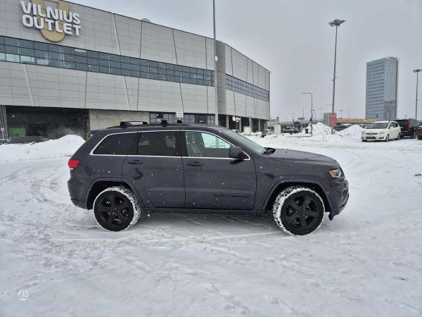 Black Jeep Grand Cherokee 2015 in Vilnius, with an engine capacity of 3.60 L and mileage of 308 thousand km for 12799 €, photo 4 on AUTOMOTO.COM.LV