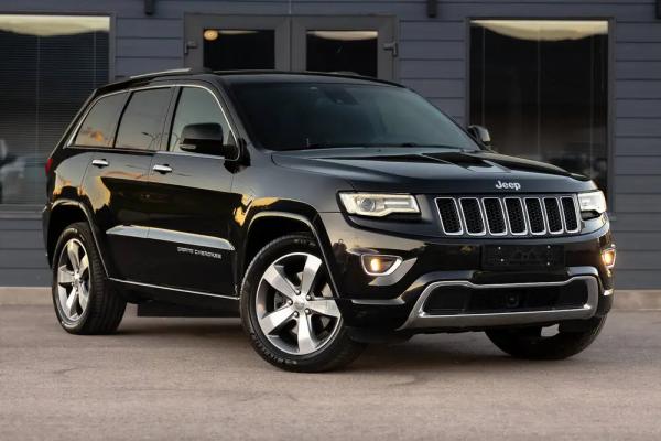 Black Jeep Grand Cherokee 2015 in Jelgava, with an engine capacity of 3.00 L and mileage of 230 thousand km for 14450 €, photo 1 on AUTOMOTO.COM.LV