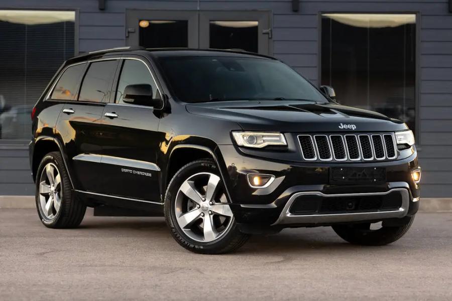 Melns Jeep Grand Cherokee 2015 Jelgava, ar dzinēja tilpumu 3.00 L un nobraukumu 230 tūkst. km par 14450 €, foto 1 vietnē AUTOMOTO.COM.LV