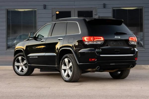 Black Jeep Grand Cherokee 2015 in Jelgava, with an engine capacity of 3.00 L and mileage of 230 thousand km for 14450 €, photo 2 on AUTOMOTO.COM.LV