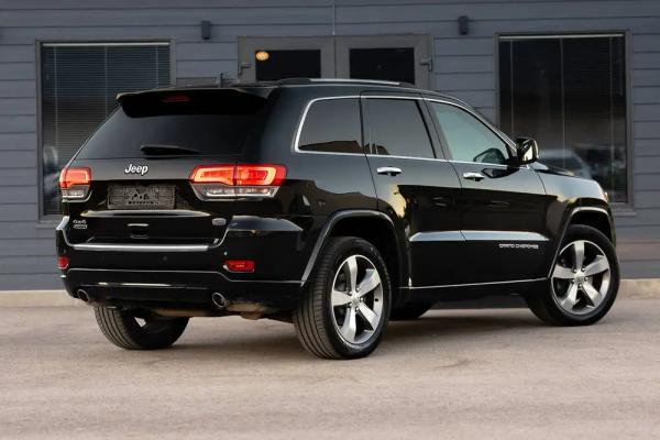 Black Jeep Grand Cherokee 2015 in Jelgava, with an engine capacity of 3.00 L and mileage of 230 thousand km for 14450 €, photo 4 on AUTOMOTO.COM.LV