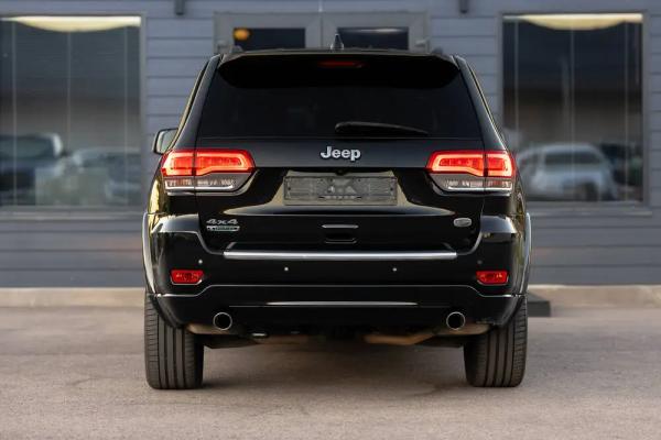 Black Jeep Grand Cherokee 2015 in Jelgava, with an engine capacity of 3.00 L and mileage of 230 thousand km for 14450 €, photo 7 on AUTOMOTO.COM.LV