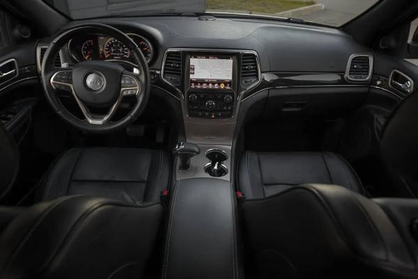 Black Jeep Grand Cherokee 2015 in Jelgava, with an engine capacity of 3.00 L and mileage of 230 thousand km for 14450 €, photo 8 on AUTOMOTO.COM.LV