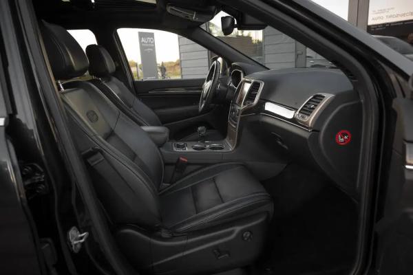Black Jeep Grand Cherokee 2015 in Jelgava, with an engine capacity of 3.00 L and mileage of 230 thousand km for 14450 €, photo 9 on AUTOMOTO.COM.LV
