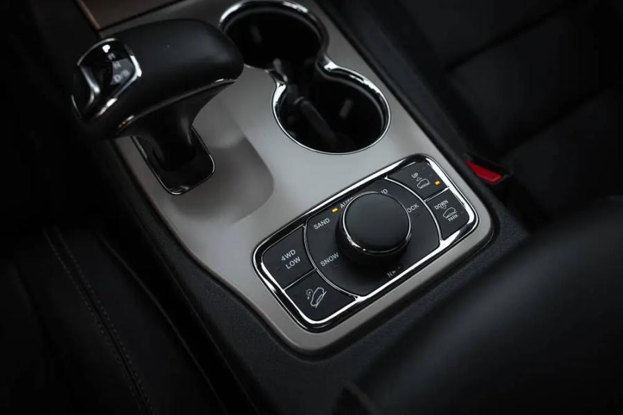 Melns Jeep Grand Cherokee 2015 Jelgava, ar dzinēja tilpumu 3.00 L un nobraukumu 230 tūkst. km par 14450 €, foto 15 vietnē AUTOMOTO.COM.LV