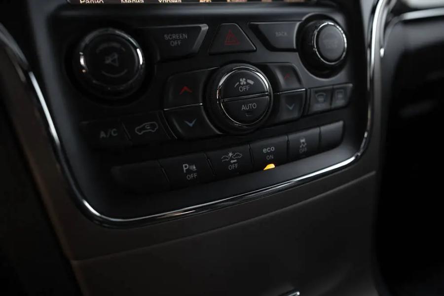 Melns Jeep Grand Cherokee 2015 Jelgava, ar dzinēja tilpumu 3.00 L un nobraukumu 230 tūkst. km par 14450 €, foto 19 vietnē AUTOMOTO.COM.LV