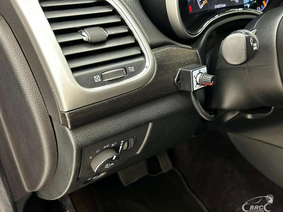 Black Jeep Grand Cherokee 2015 in Vilnius, with an engine capacity of 3.60 L and mileage of 310 thousand km for 10900 €, photo 7 on AUTOMOTO.COM.LV