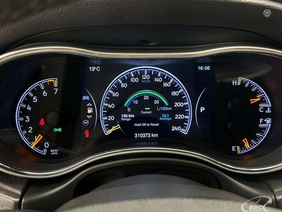 Black Jeep Grand Cherokee 2015 in Vilnius, with an engine capacity of 3.60 L and mileage of 310 thousand km for 10900 €, photo 17 on AUTOMOTO.COM.LV