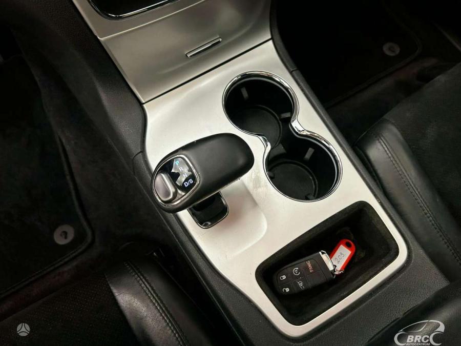 Black Jeep Grand Cherokee 2015 in Vilnius, with an engine capacity of 3.60 L and mileage of 310 thousand km for 10900 €, photo 20 on AUTOMOTO.COM.LV