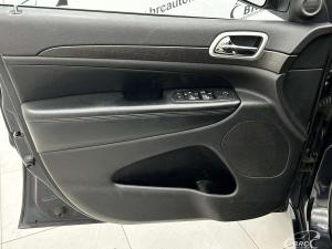 Black Jeep Grand Cherokee 2015 in Vilnius, with an engine capacity of 3.60 L and mileage of 310 thousand km for 10900 €, photo 31 on AUTOMOTO.COM.LV