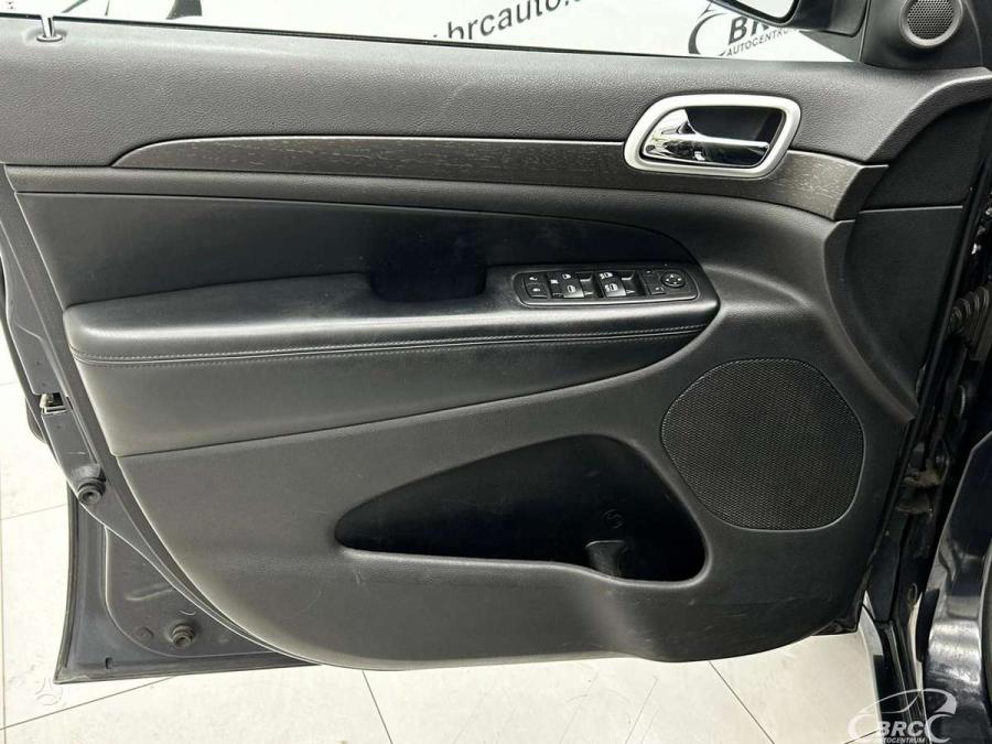 Black Jeep Grand Cherokee 2015 in Vilnius, with an engine capacity of 3.60 L and mileage of 310 thousand km for 10900 €, photo 31 on AUTOMOTO.COM.LV