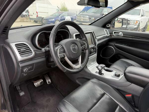 Black Jeep Grand Cherokee 2015 in Siauliai, with an engine capacity of 5.65 L and mileage of 249 thousand km for 10400 €, photo 7 on AUTOMOTO.COM.LV