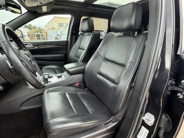 Black Jeep Grand Cherokee 2015 in Siauliai, with an engine capacity of 5.65 L and mileage of 249 thousand km for 10400 €, photo 8 on AUTOMOTO.COM.LV