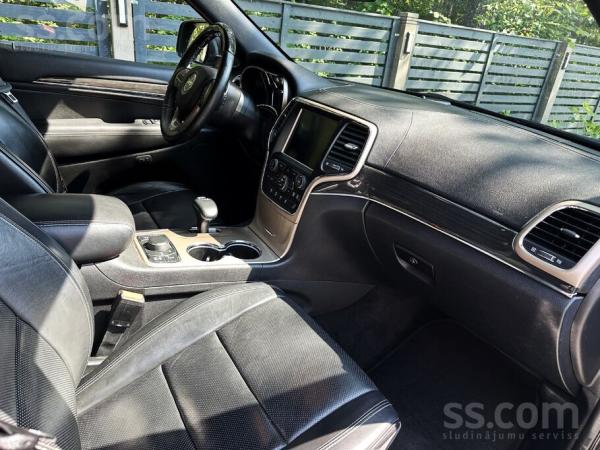 Black Jeep Grand Cherokee 2015 in Riga, with an engine capacity of 3.00 L and mileage of 250 thousand km for 11000 €, photo 6 on AUTOMOTO.COM.LV