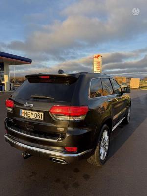 Black Jeep Grand Cherokee 2015 in Gargzdai, with an engine capacity of 2.99 L and mileage of 160 thousand km for 15900 €, photo 5 on AUTOMOTO.COM.LV