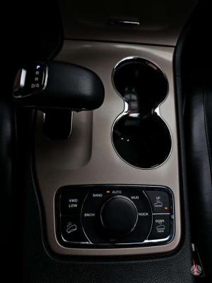 Melns Jeep Grand Cherokee 2015 Viļņa, ar dzinēja tilpumu 5.70 L un nobraukumu 156 tūkst. km par 20500 €, foto 22 vietnē AUTOMOTO.COM.LV