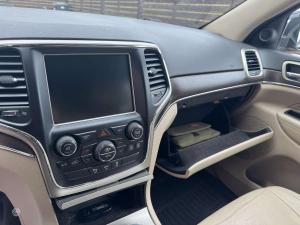 Black Jeep Grand Cherokee 2015 in Vilnius, with an engine capacity of 3.60 L and mileage of 285 thousand km for 11900 €, photo 16 on AUTOMOTO.COM.LV