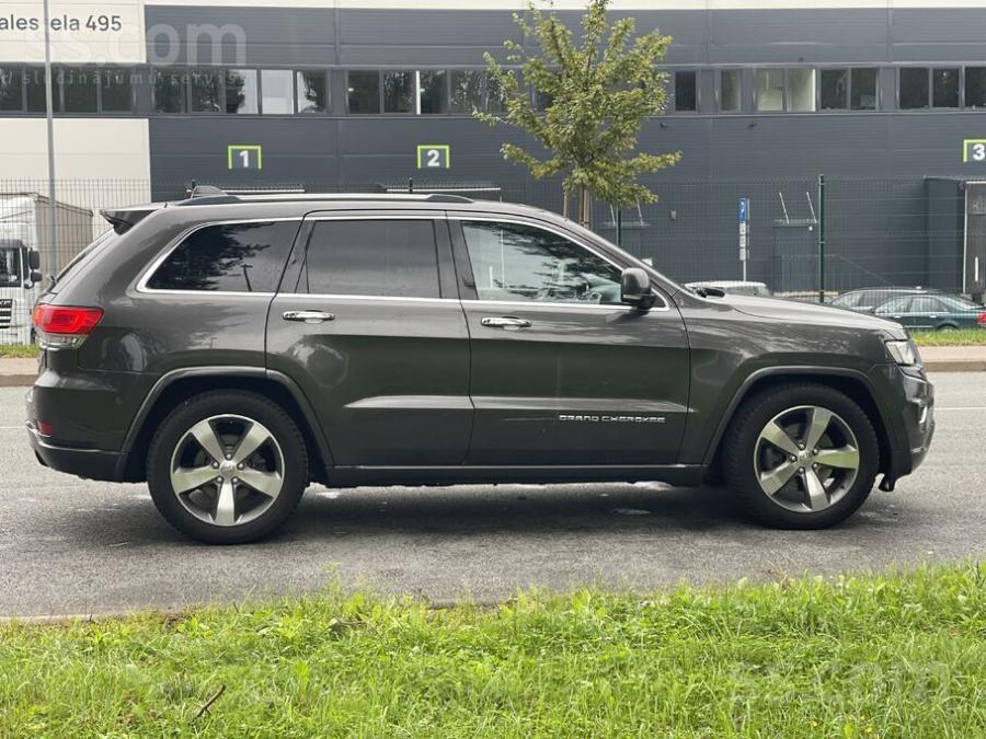 Black Jeep Grand Cherokee 2015 in Riga, with an engine capacity of 3.00 L and mileage of 291 thousand km for 11300 €, photo 9 on AUTOMOTO.COM.LV