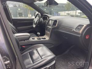 Black Jeep Grand Cherokee 2015 in Riga, with an engine capacity of 3.00 L and mileage of 291 thousand km for 11300 €, photo 10 on AUTOMOTO.COM.LV