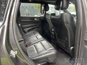 Black Jeep Grand Cherokee 2015 in Riga, with an engine capacity of 3.00 L and mileage of 291 thousand km for 11300 €, photo 13 on AUTOMOTO.COM.LV