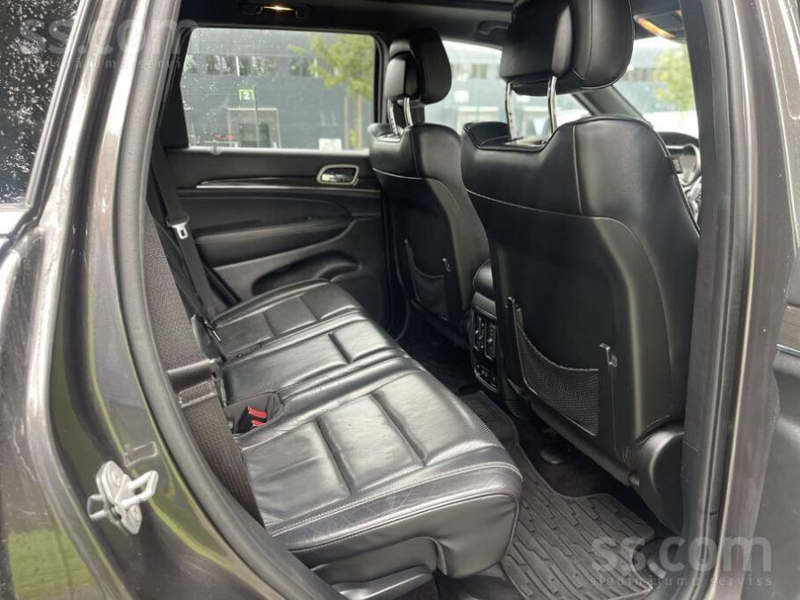 Black Jeep Grand Cherokee 2015 in Riga, with an engine capacity of 3.00 L and mileage of 291 thousand km for 11300 €, photo 13 on AUTOMOTO.COM.LV