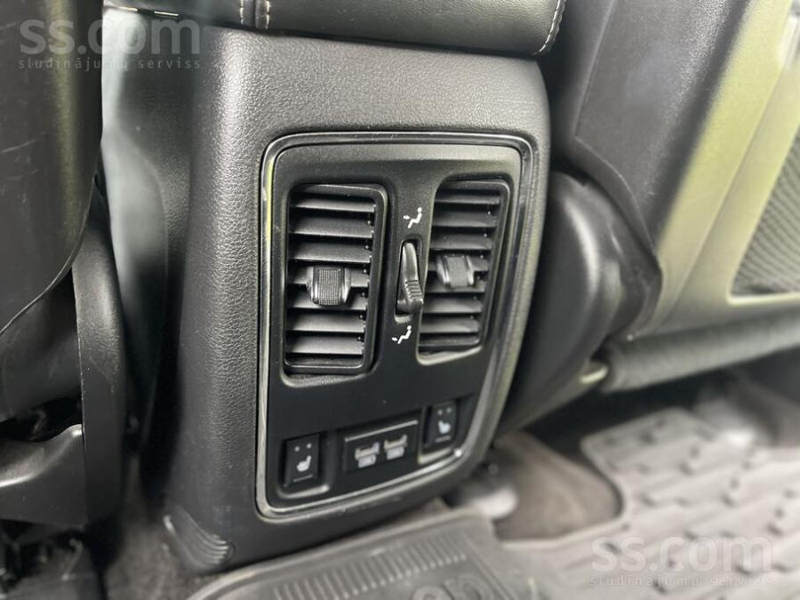 Black Jeep Grand Cherokee 2015 in Riga, with an engine capacity of 3.00 L and mileage of 291 thousand km for 11300 €, photo 17 on AUTOMOTO.COM.LV