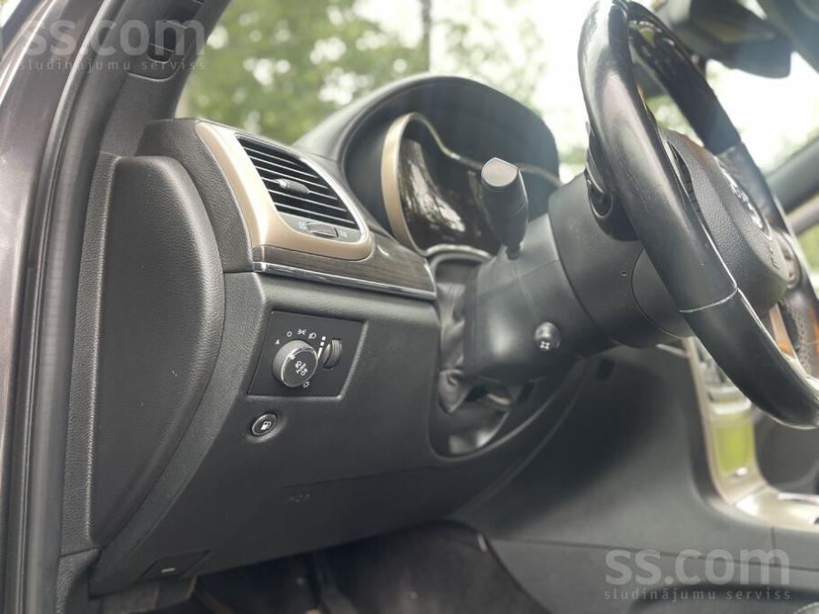 Black Jeep Grand Cherokee 2015 in Riga, with an engine capacity of 3.00 L and mileage of 291 thousand km for 11300 €, photo 18 on AUTOMOTO.COM.LV