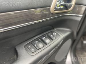 Black Jeep Grand Cherokee 2015 in Riga, with an engine capacity of 3.00 L and mileage of 291 thousand km for 11300 €, photo 19 on AUTOMOTO.COM.LV