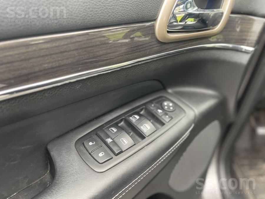 Black Jeep Grand Cherokee 2015 in Riga, with an engine capacity of 3.00 L and mileage of 291 thousand km for 11300 €, photo 19 on AUTOMOTO.COM.LV